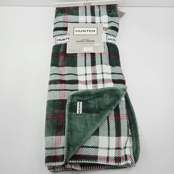 Hunter | Bedding | Hunter Reversible Plush Throw Plaid And Solid ...
